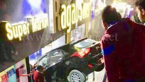 بالصور سيارة ملاكي تقتحم «سوبر ماركت شهير في حلوان